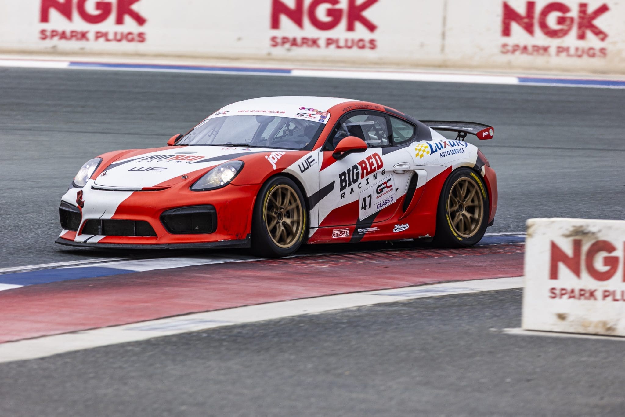 Clausnitzer triumphiert in Dubai im Porsche GT4 - DMV BW
